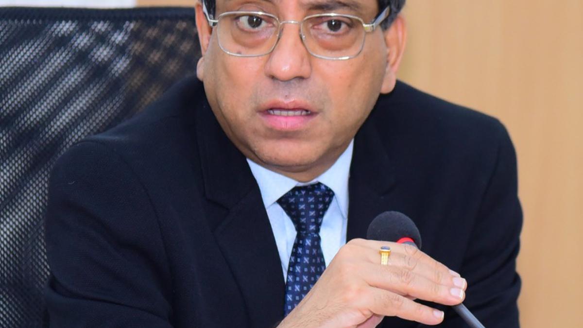 BBMP Chief Commissioner calls for swift distribution of ID cards to street vendors - The Hindu